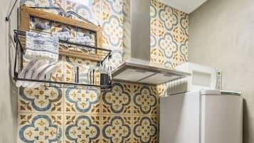 Minifrigorífico, um micro-ondas, uma placa de cozinha, liquidificador