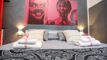 Quarto Quádruplo Clássico, 1 quarto, não fumadores, Vista para a cidade | Roupa de alta qualidade, com mobília individualizada, secretária