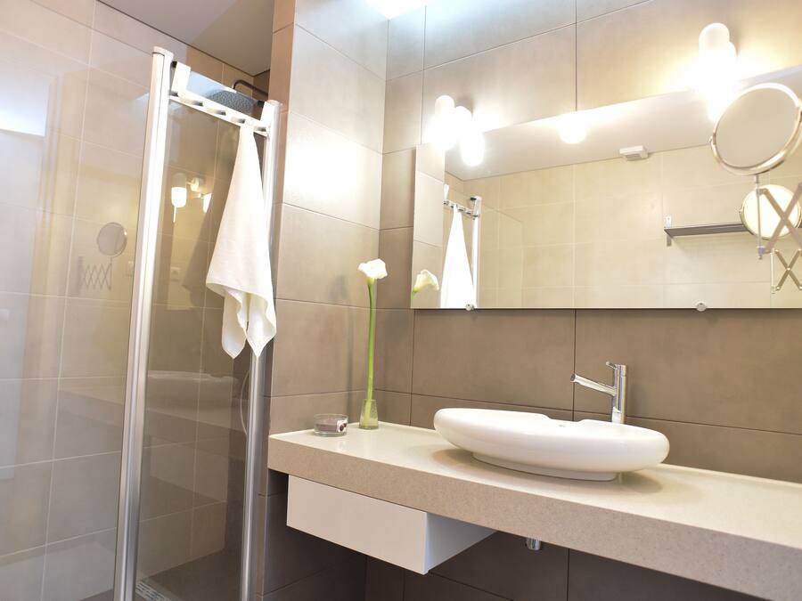 Apartamento, 2 quartos (Green) | Banheiro | Chuveiro, produtos de toalete grátis, secador de cabelo, bidê