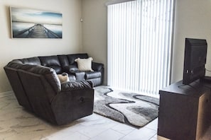Casa de Férias, 4 quartos | Sala de estar | TV de ecrã plano