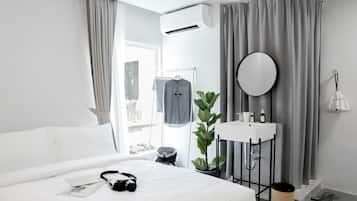 Double Room with Courtyard View | Roupa hipoalergénica, secretária