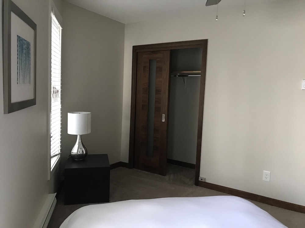 Komplett Renoviertes Apartment Mit 2 Betten Und 1 Bad In Der Nähe Der 8th Street - Saskatoon