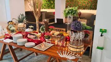 Pequeno-almoço preparado no momento diário mediante uma taxa