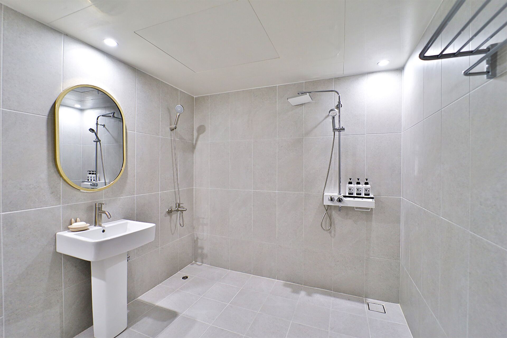 Quarto Duplo Standard | Casa de banho | Um polibã, produtos de higiene exclusivos, um secador de cabelo 
