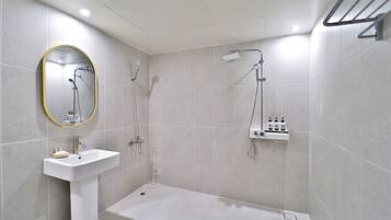 Quarto Duplo Standard | Casa de banho | Um polibã, produtos de higiene exclusivos, um secador de cabelo