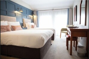 Twin Room - Double and Single Bed | Ferro/tábua de engomar, Wi-fi grátis, roupa de cama fornecida 