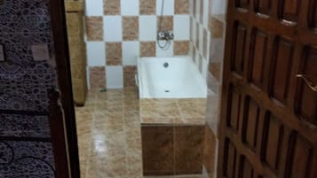 Suite Deluxe, não fumadores (Meknes) | Secretária, ferro/tábua de engomar, berços/camas para crianças