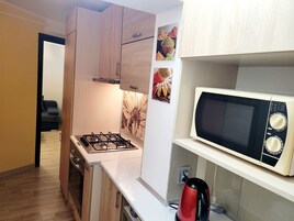 Apartamento Deluxe | Cozinha privada | Um frigorífico, um micro-ondas, uma placa de cozinha 