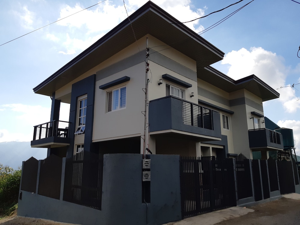 Restful 3br Hillside Duplex - Baguio
