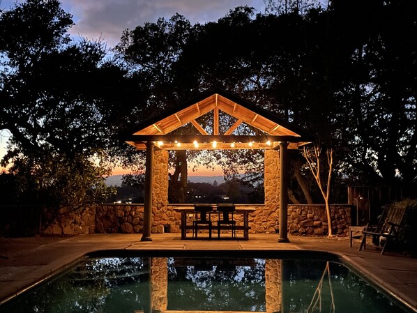 Beautiful Private Ridgetop Retreat w/ Panoramic Views, Giant Pool ...