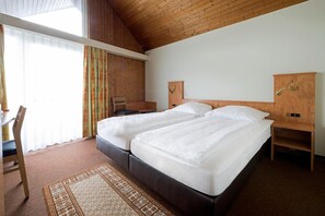 Escrivaninha, cortinas blackout, quartos à prova de som