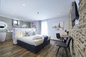 Quarto casal superior | Roupas de cama premium, frigobar, cofres nos quartos