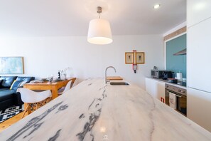 Apartamento Familiar, 1 quarto, varanda, vista para o rio | Cozinha privada | Um frigorífico/congelador grande, um micro-ondas, um forno 