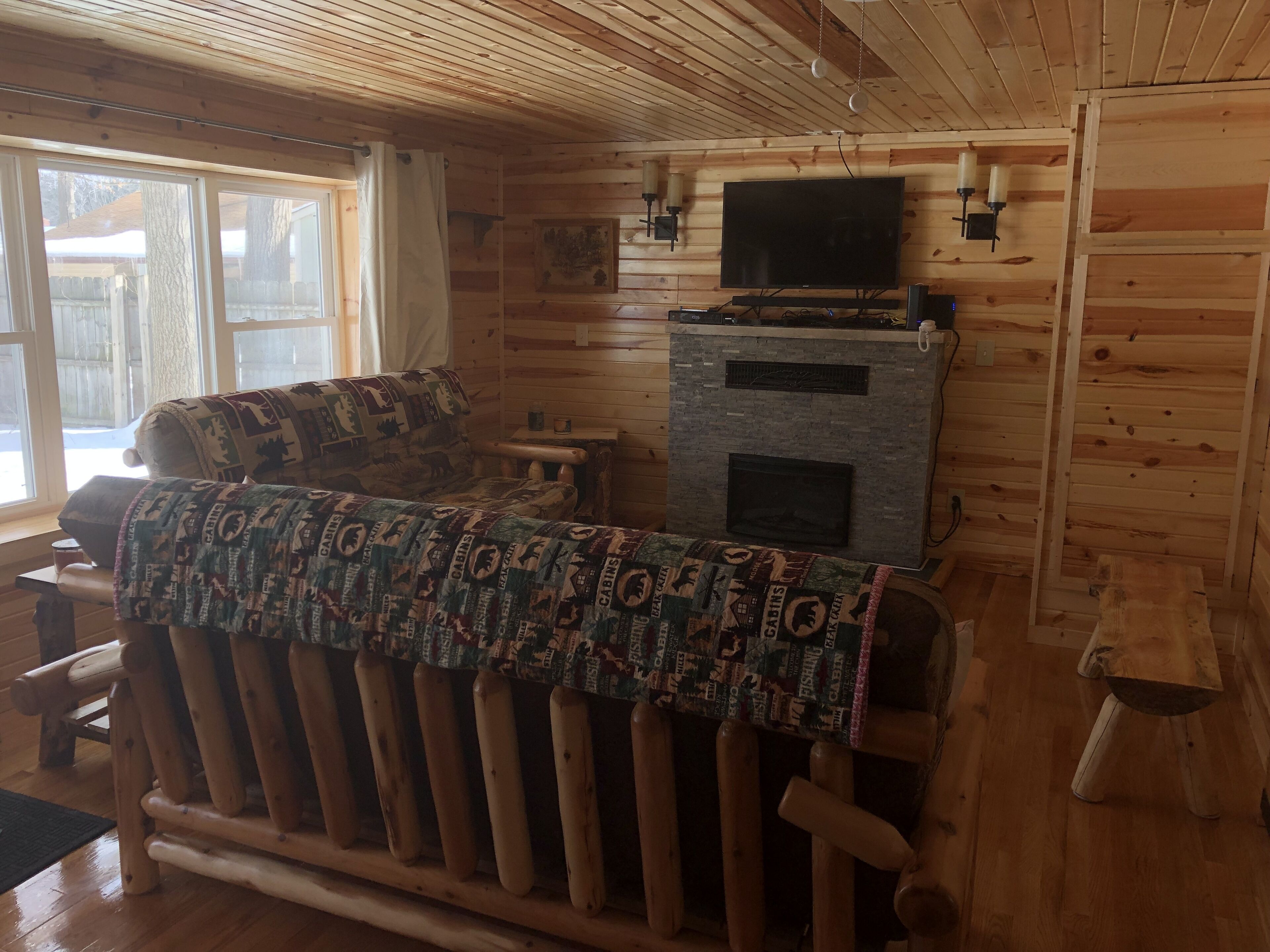 Rustic Cabin Getaway - Gladwin, MI