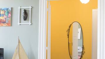 Apartamento Familiar, 1 quarto, Vista para a cidade | 1 quarto, cofre no quarto, com decoração personalizada