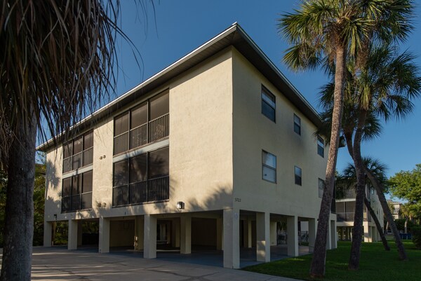 Beachview Condo 2 Bedroom Condo By Redawning - Longboat Key, FL