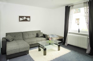 Apartamento em Condomínio Fechado, 1 quarto, não fumadores, vista para o rio | Sala | Televisor de ecrã plano de 51 polegadas com canais via satélite 
