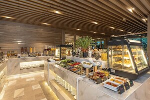 Pequeno-almoço tipo buffet diário (250 THB por pessoa) 