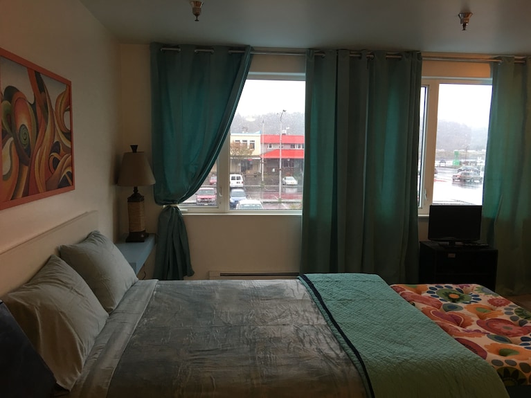 Aquamarine Upbeat Studio Sur Le Mall - Kodiak, AK