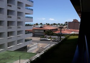 Um edifício com vários andares e design moderno, com varandas e janelas amplas.