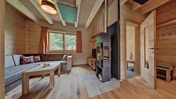 Chalé Comfort, 1 quarto | Sala de estar | Televisor de ecrã plano de 35 polegadas com canais por cabo, televisor