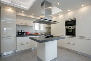 Vila | Cozinha privada | Geladeira grande, micro-ondas, fogão, cooktop