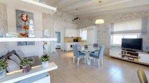 Apartamento de Luxo, 2 quartos, piscina privativa | Sala de estar | TV de ecrã plano 
