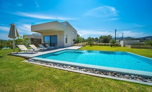 Piscina exterior, guarda-sóis, espreguiçadeiras 