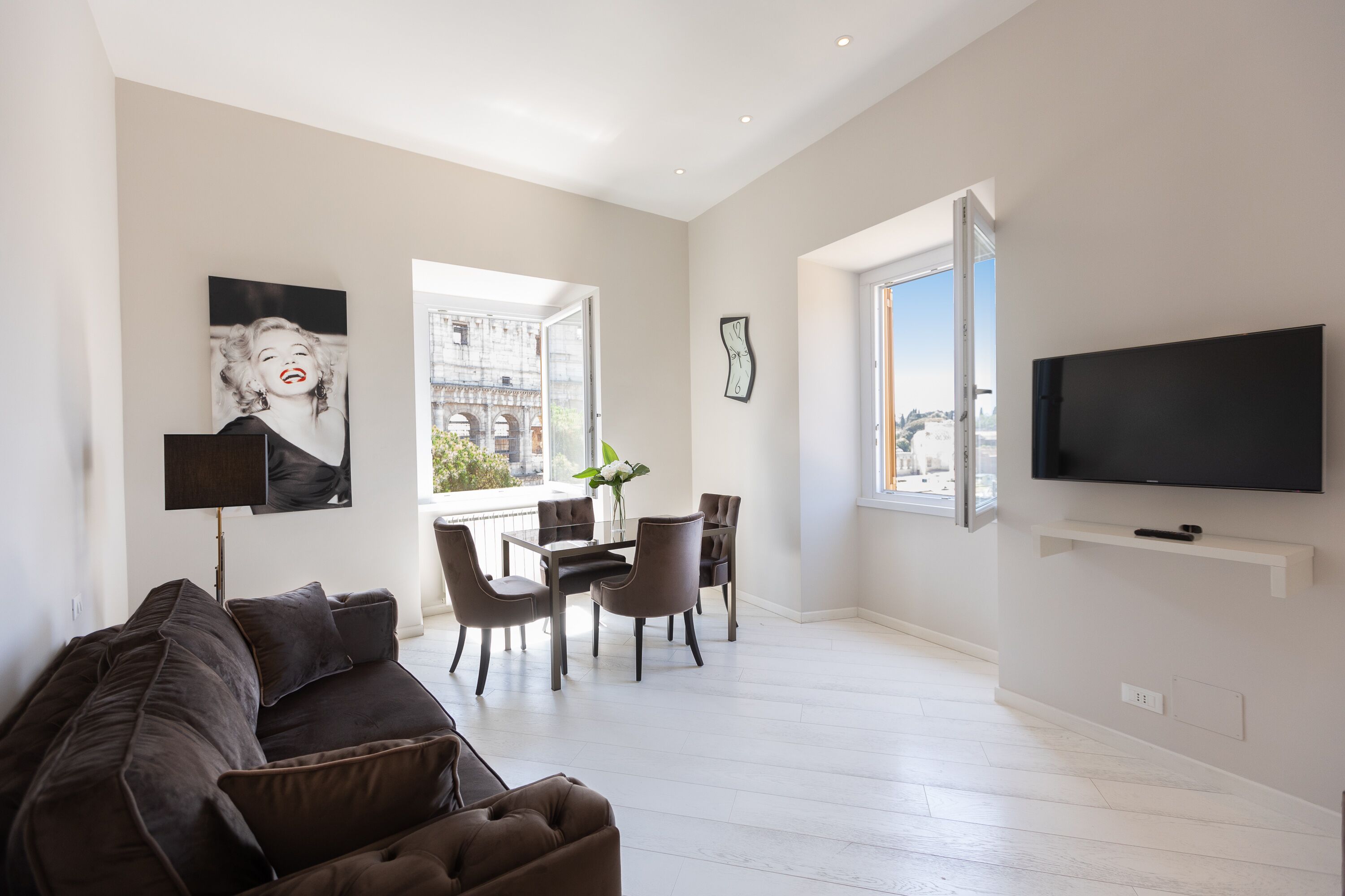 Apartamento Deluxe, 2 quartos, Vista para a cidade | Sala de estar | TV de ecrã plano, leitor de DVD 