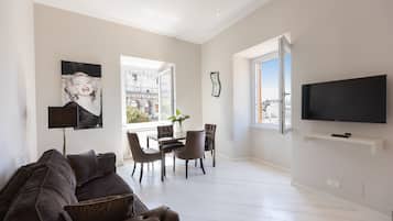 Apartamento Deluxe, 2 quartos, Vista para a cidade | Sala de estar | TV de ecrã plano, leitor de DVD