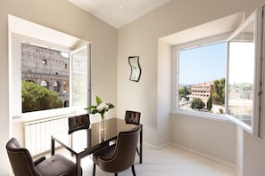 Apartamento Deluxe, 2 quartos, Vista para a cidade | Sala de jantar