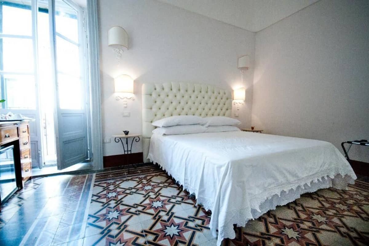 Quarto triplo luxo | Escrivaninha, Wi-Fi de cortesia, roupa de cama