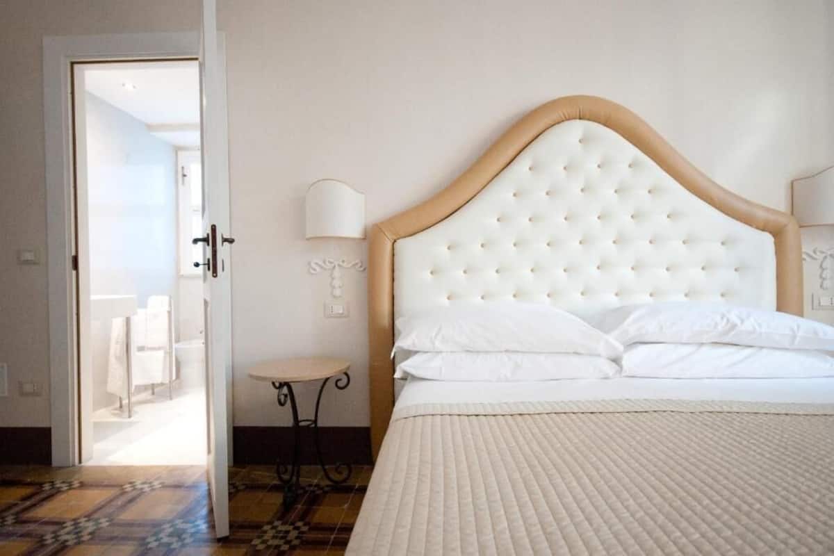 Quarto casal luxo | Escrivaninha, Wi-Fi de cortesia, roupa de cama