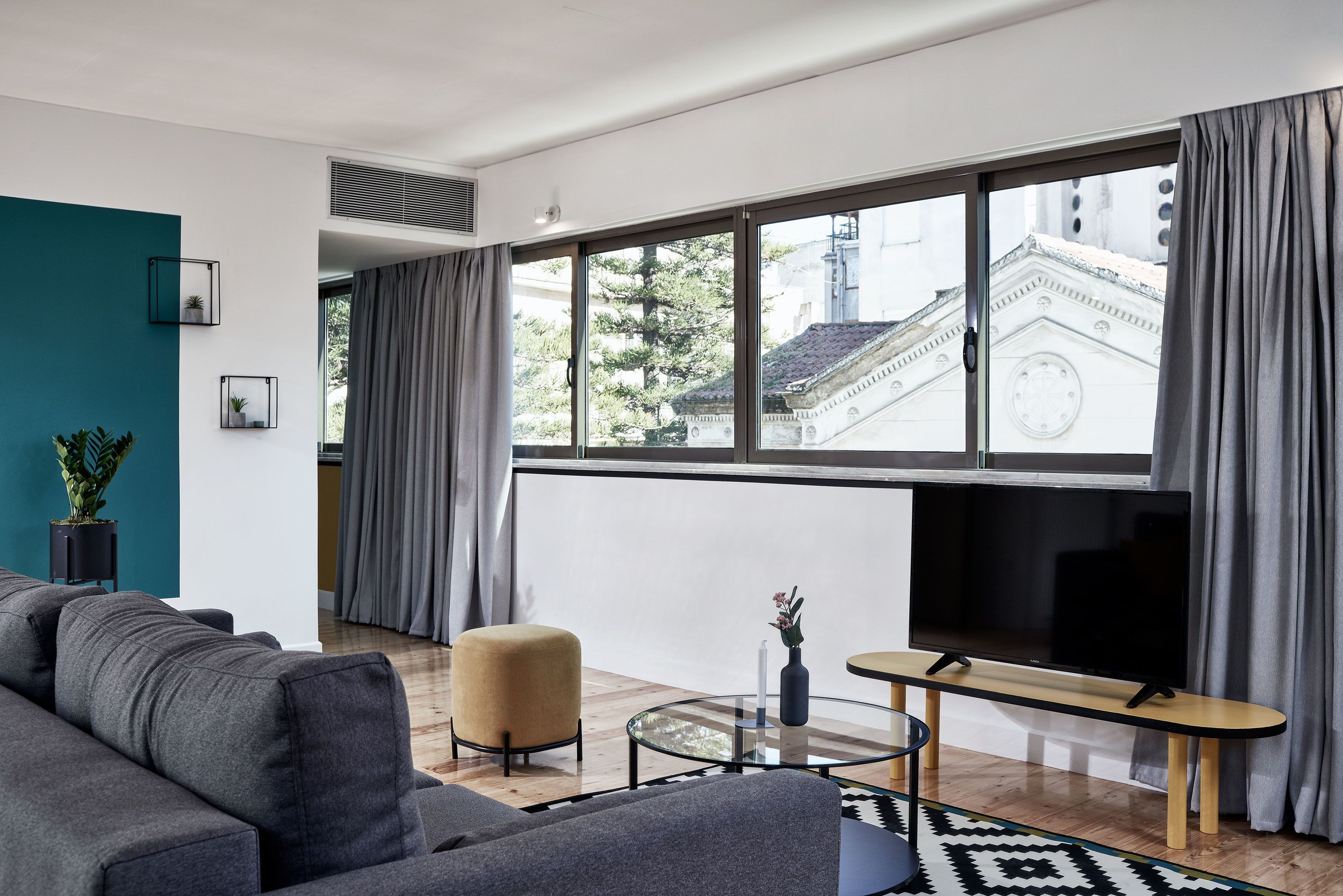 Apartamento executivo, 1 cama King e sofá-cama | Área de estar | Smart TV