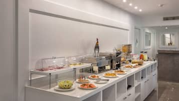 Café da manhã com buffet grátis todos os dias