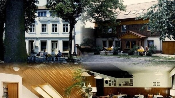 Um hotel com área de refeições, bar e área de estar com sofá e mesas.