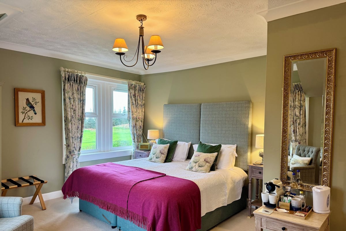 Quarto Duplo (Sea View Room) | Ferro/tábua de engomar, Wi-fi grátis, roupa de cama fornecida