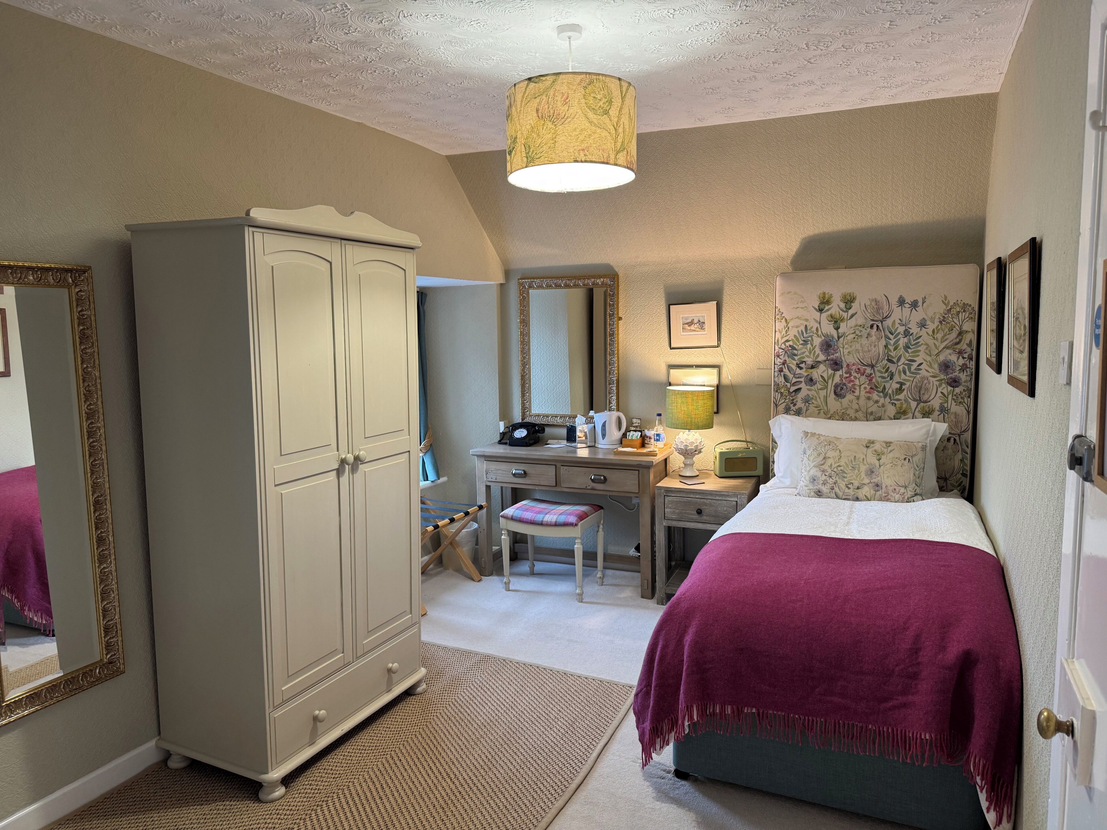 Ferro/tábua de engomar, Wi-fi grátis, roupa de cama fornecida 