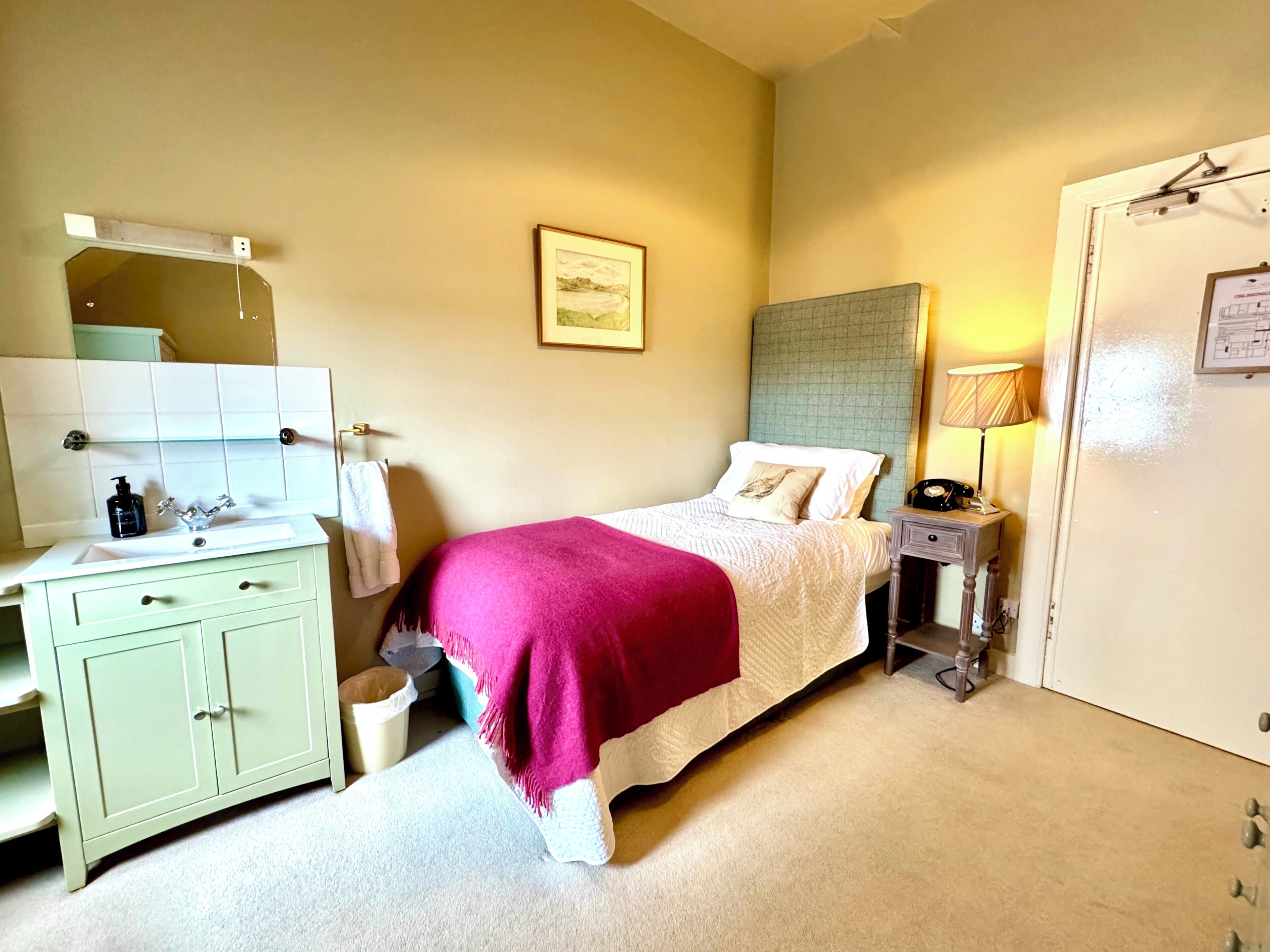 Quarto Individual, casa de banho privativa | Ferro/tábua de engomar, Wi-fi grátis, roupa de cama fornecida 