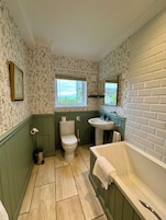 Quarto casal (Courtyard View Room) | Banheiro | Produtos de toalete grátis, secador de cabelo, toalhas de banho 