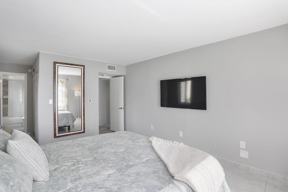 Modern 2br/2ba Ocean View Beach Condo Str-09902 - Sunny Isles Beach