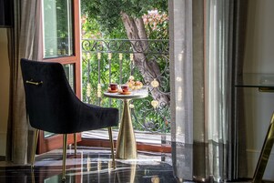 Suíte estúdio luxo, 1 cama King, sacada, vista para a cidade | Roupas de cama de algodão egípcio, roupas de cama premium