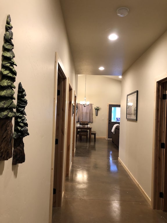 Logan Cabin - Private Outdoor Hot Tub - Glacier Country Cabins And Rec, Inc. - Montana