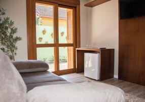 Apartamento de Luxo, 1 cama queen-size e sofá-cama, não fumadores, vista para o jardim | Sala de estar | Televisor LCD 