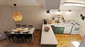 Casa | Cozinha privada | Um frigorífico, um micro-ondas, uma máquina de lavar louça