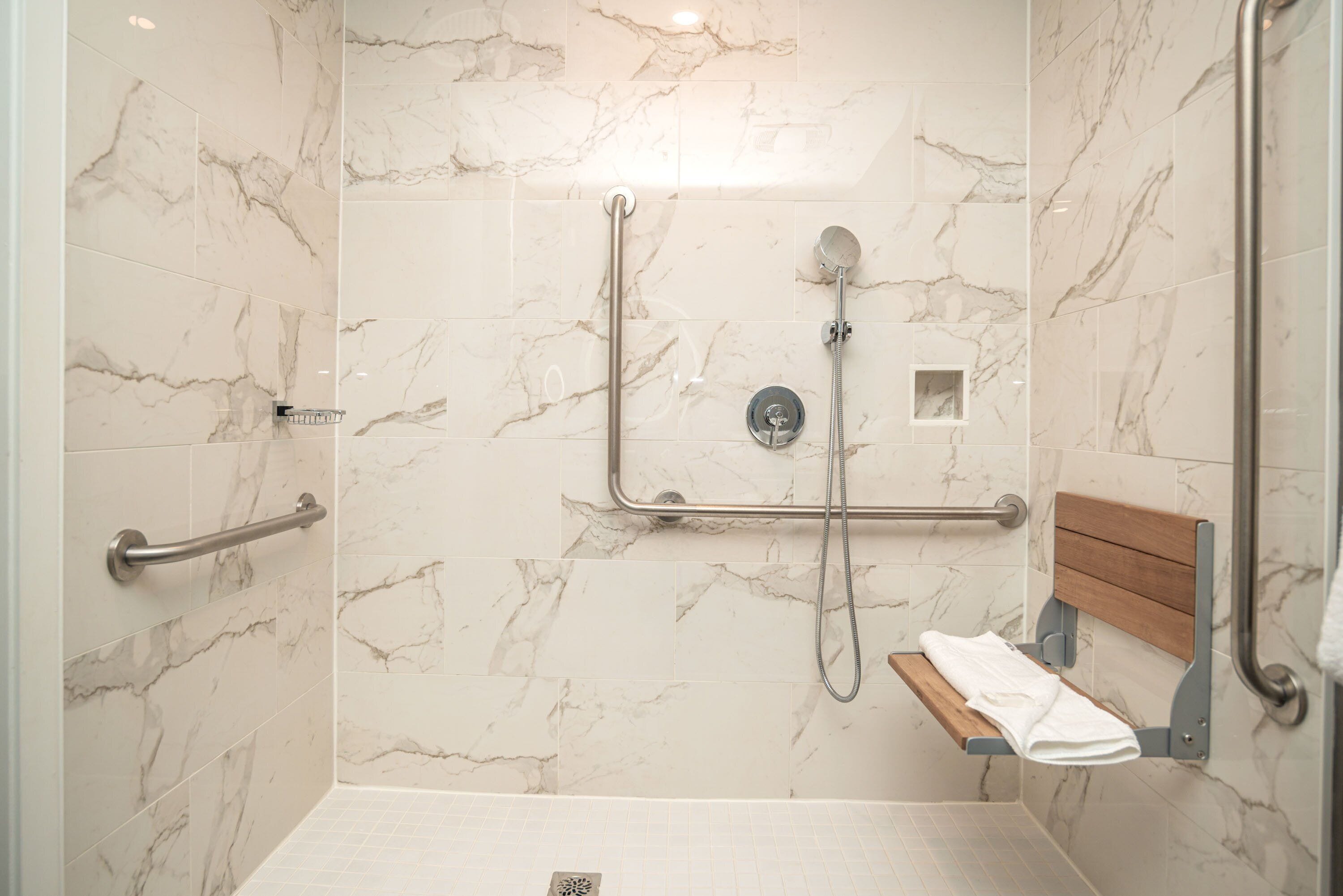 Quarto standard, 1 cama King, acessível | Banheiro | Produtos de toalete grátis, secador de cabelo, roupões de banho 