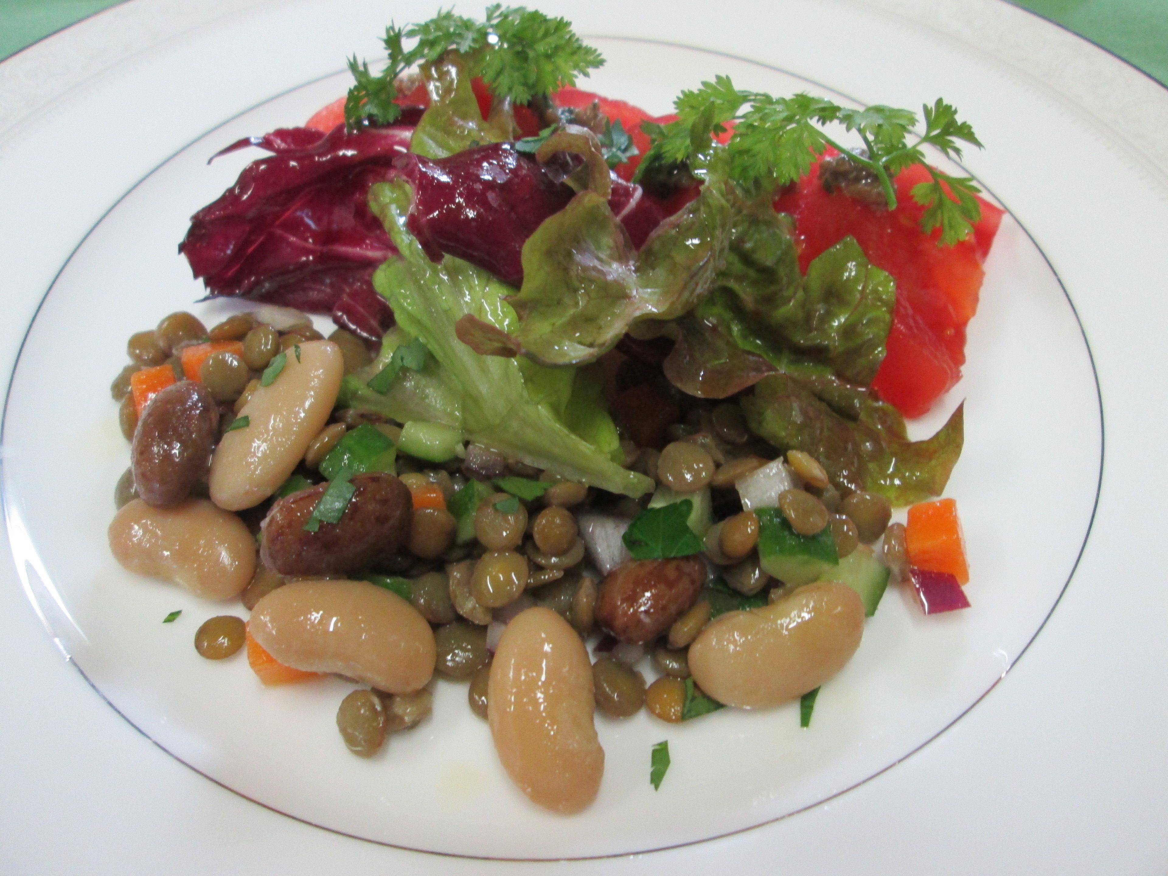 Prato com lentilhas, legumes e salada de beterraba.