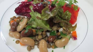 Prato com lentilhas, legumes e salada de beterraba.