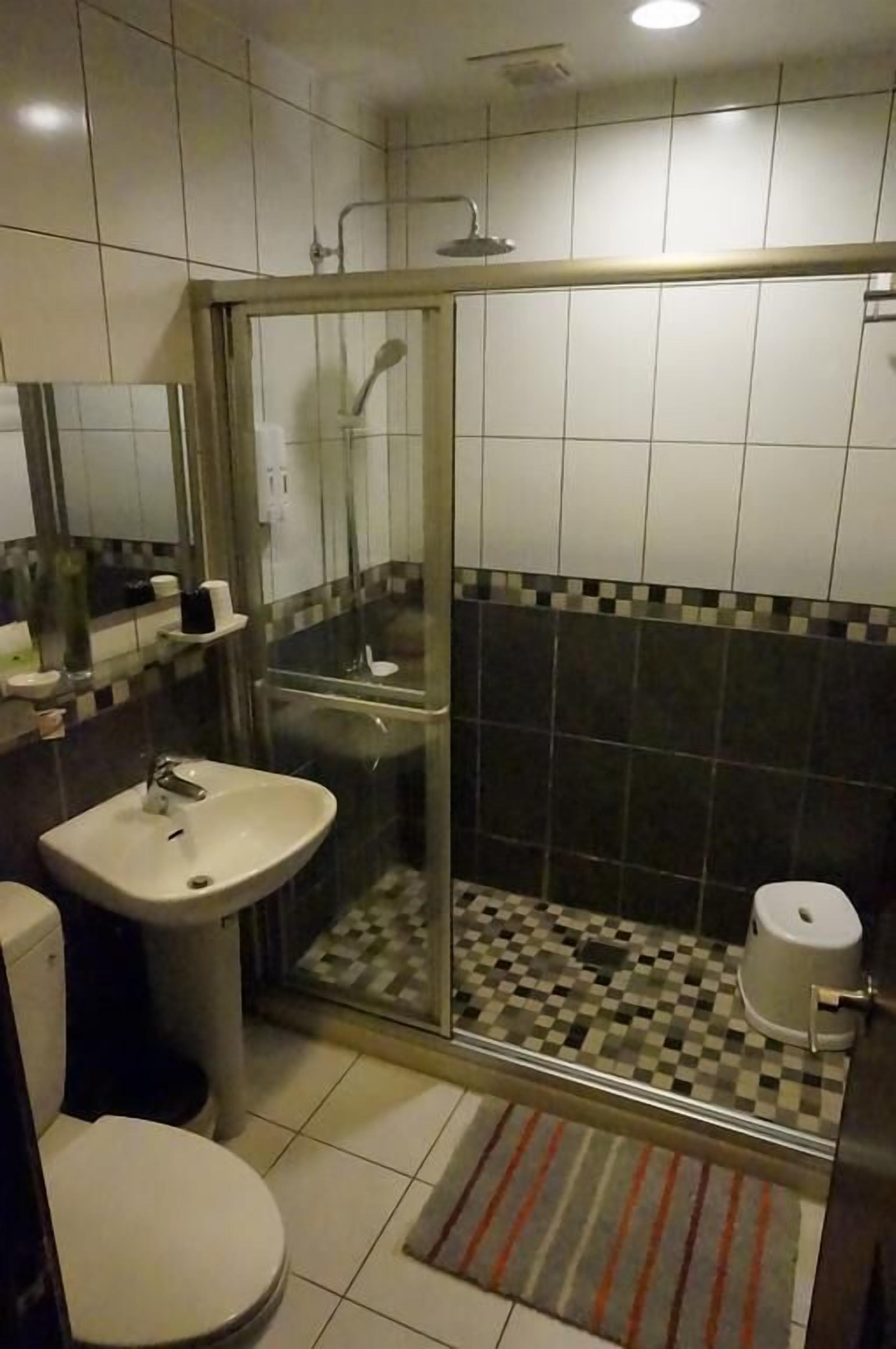 Quarto duplo básico | Banheiro | Chuveiro, chuveiro com efeito de chuva, secador de cabelo, chinelos