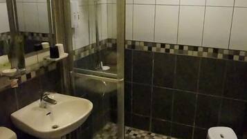 Quarto duplo básico | Banheiro | Chuveiro, chuveiro com efeito de chuva, secador de cabelo, chinelos
